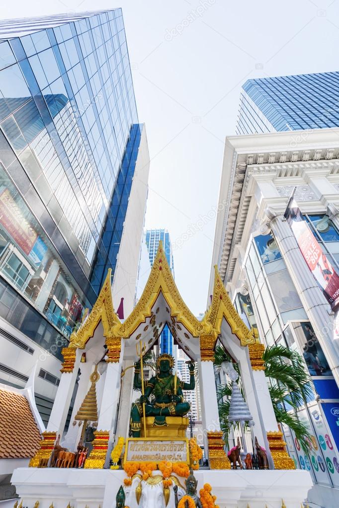 Buddhist Shrine between skyscrapers in Bangkok, Thailand — Stock ...