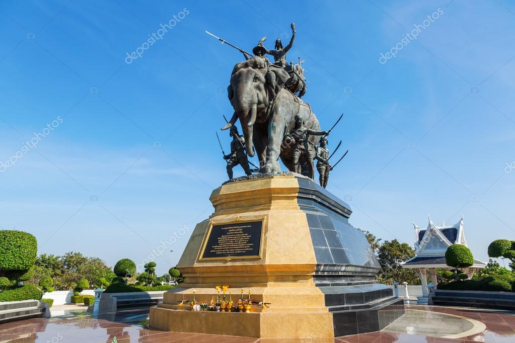 Queen Suriyothai Monument, Ayutthaya, Thailand — Stock Photo ...