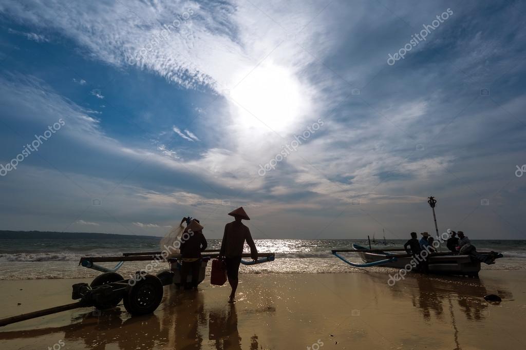 Fishermen carries their catch back to shore — Stock Editorial Photo ...