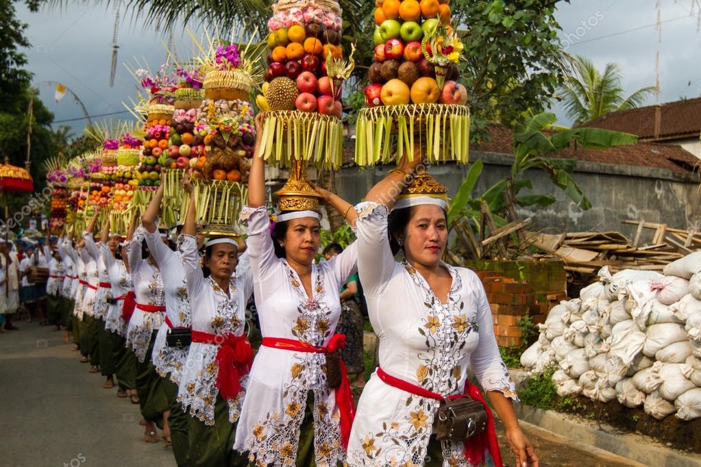 Village temple procession in Bali, Indonesia. — Stock Editorial Photo ...