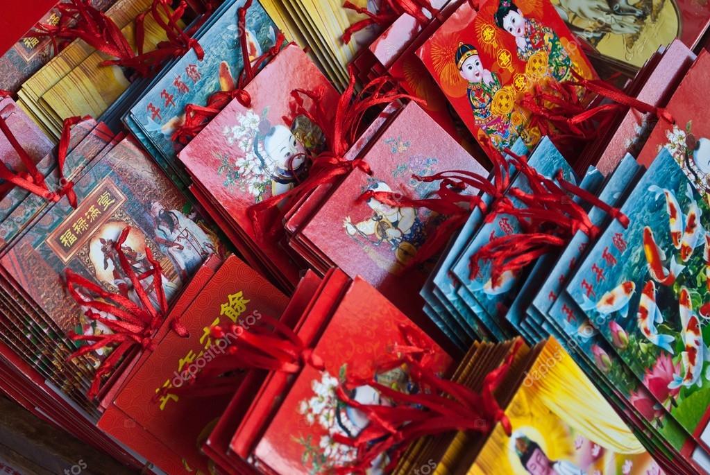 Yaowarat, Tailandia - 09 de enero de 2015: Paquetes rojos chinos ...