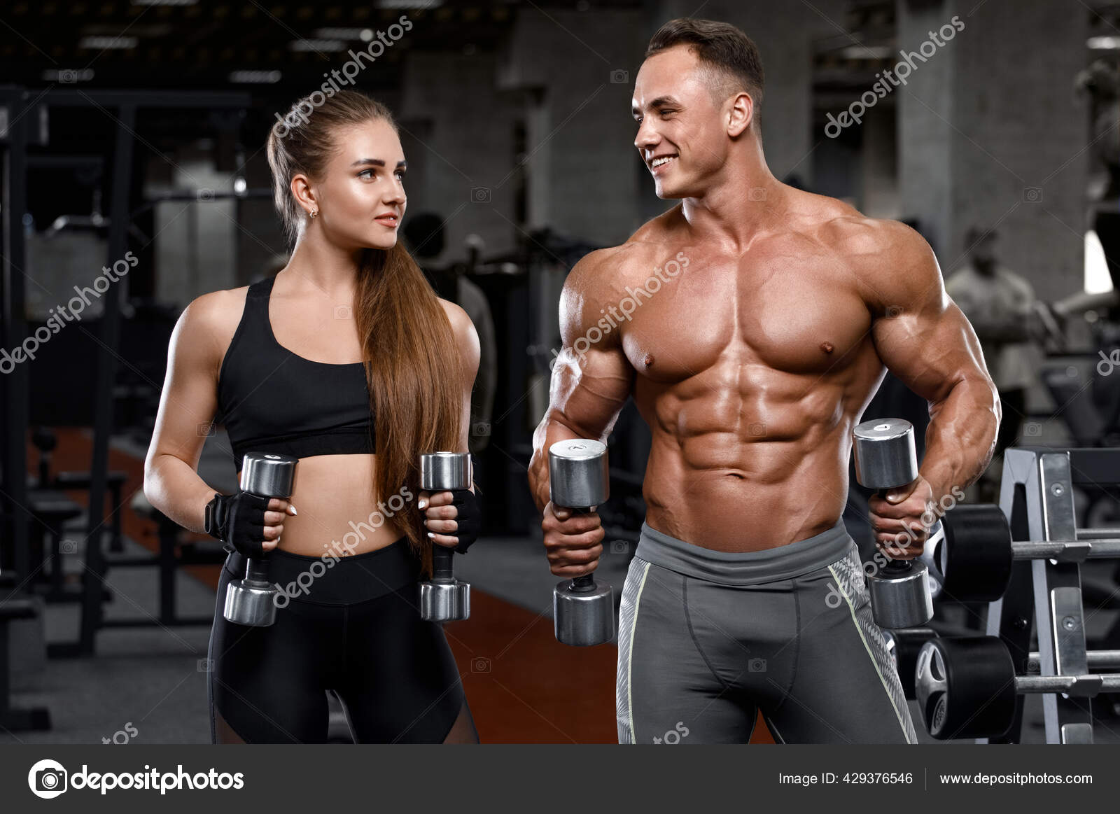 Pareja Deportiva Mostrando Músculo Ejercicio Gimnasio Musculoso Hombre Mujer — Foto de stock ...