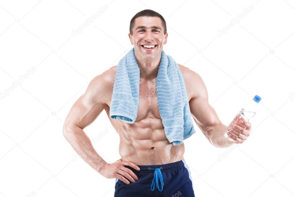 Joven hombre musculoso sonriendo con toalla azul sobre el cuello, agua ...