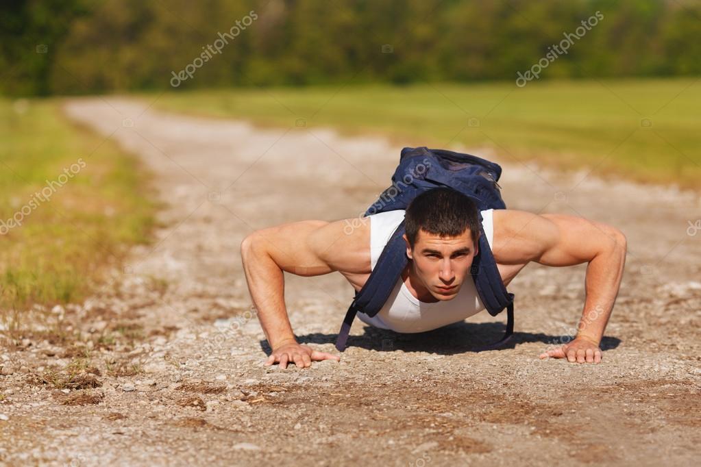 Hombre de fitness ejercitando flexiones, al aire libre. Entrenamiento ...