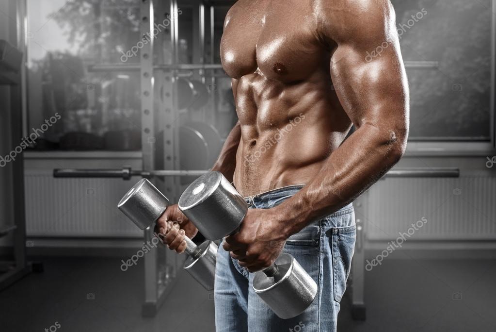 Hombre Musculoso Haciendo Ejercicio En El Gimnasio Haciendo Ejercicios