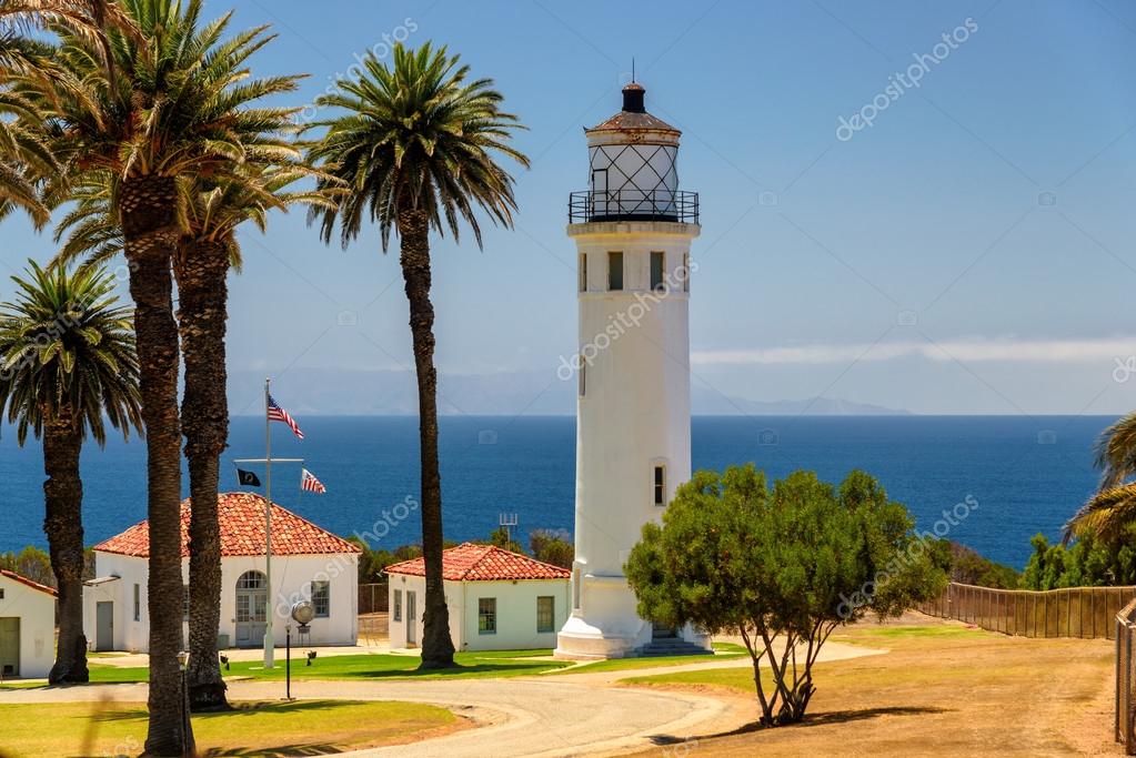 Palm tree and Point Vincente Lighthouse, Los Angeles — Stock Photo ...
