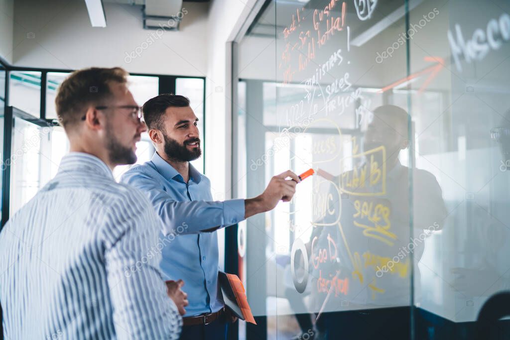 Expertos financieros inteligentes analizan informe sobre tablero de ...