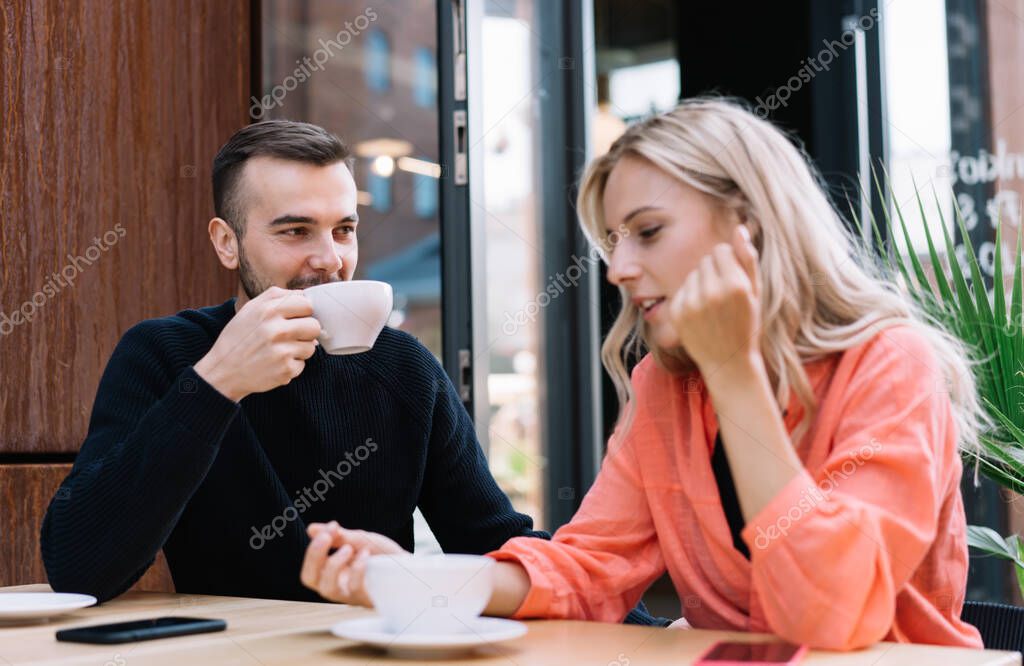 Joven pareja caucásica en el amor la comunicación en el tiempo libre ...