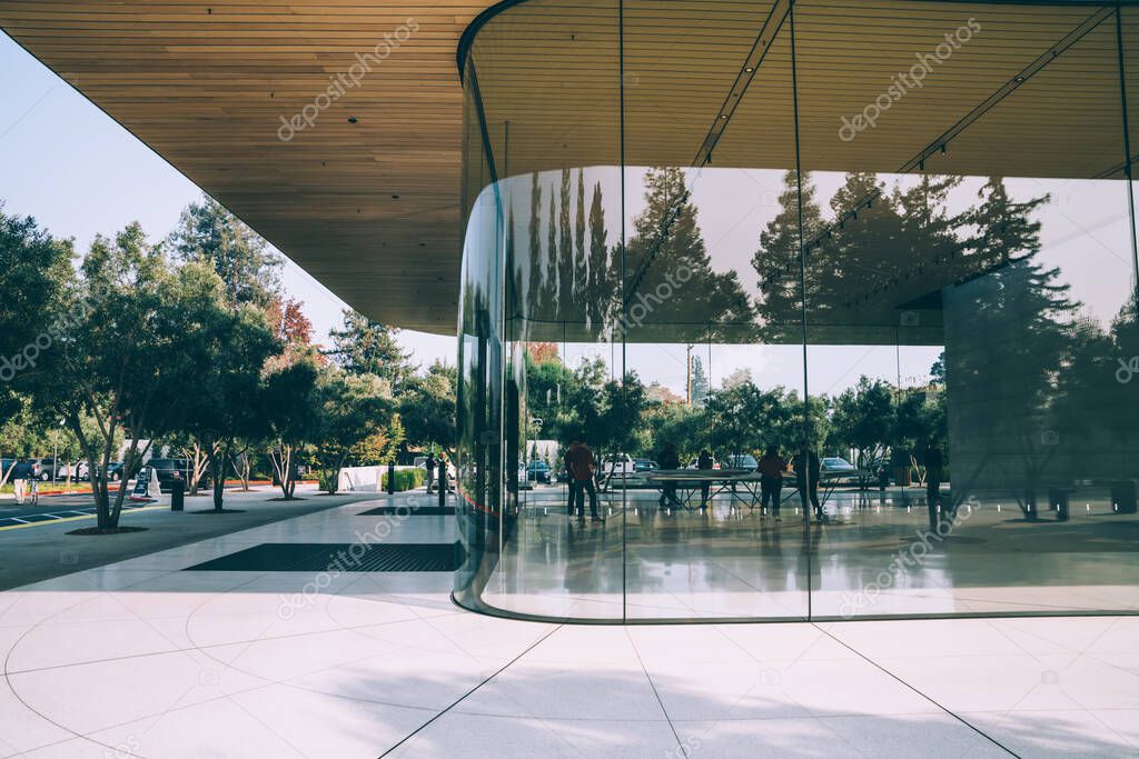 Cupertino, California / Estados Unidos - 17 de noviembre de 2018, Apple ... Cupertino, California / Estados Unidos - 17 de noviembre de 2018, Apple ...