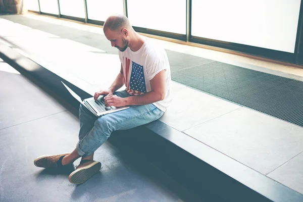 Persona digitando fotos de stock, imágenes de Persona digitando sin ...