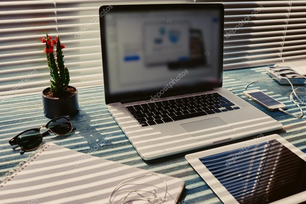 Freelance desktop with accessories and distance work tools — Stock ...