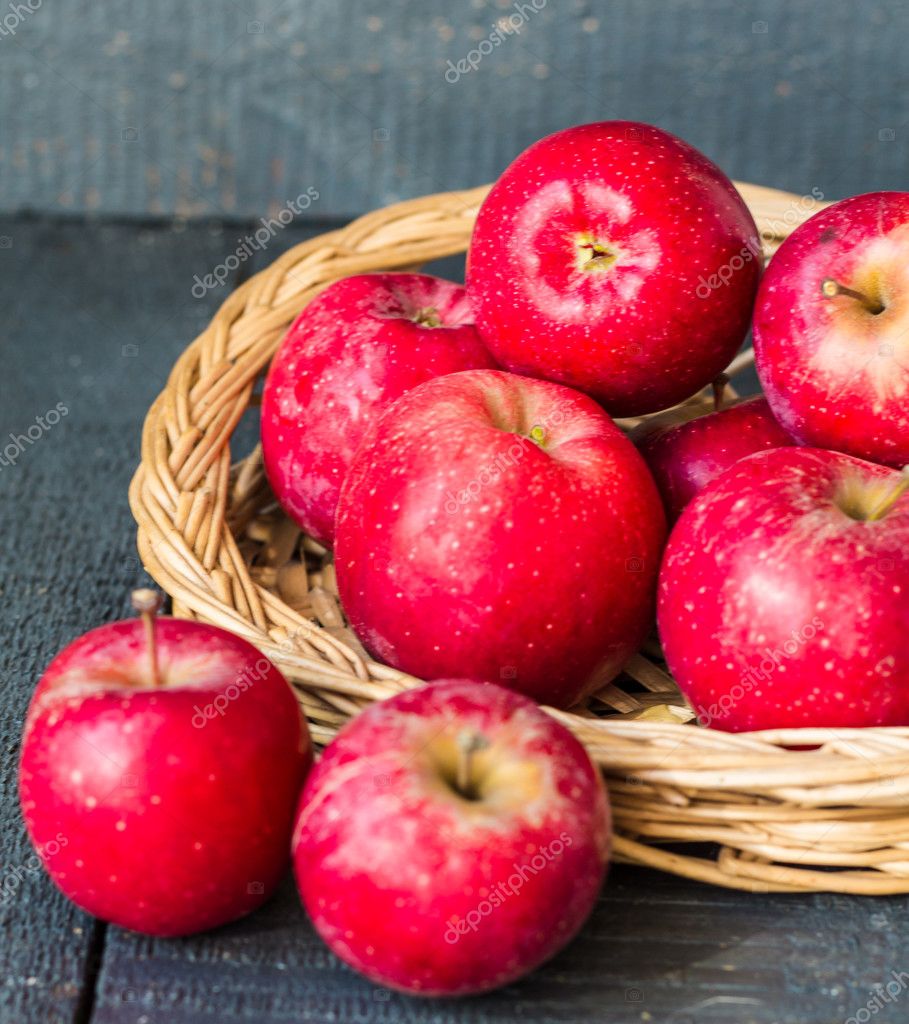 Las manzanas rojas frescas sobre la tabla de madera, las frutas 2024