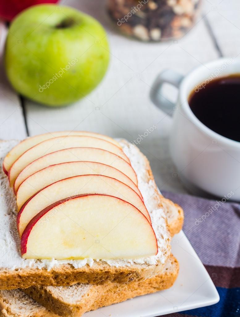 tostadas con requesón, manzana, miel y frutas secas, café 2024