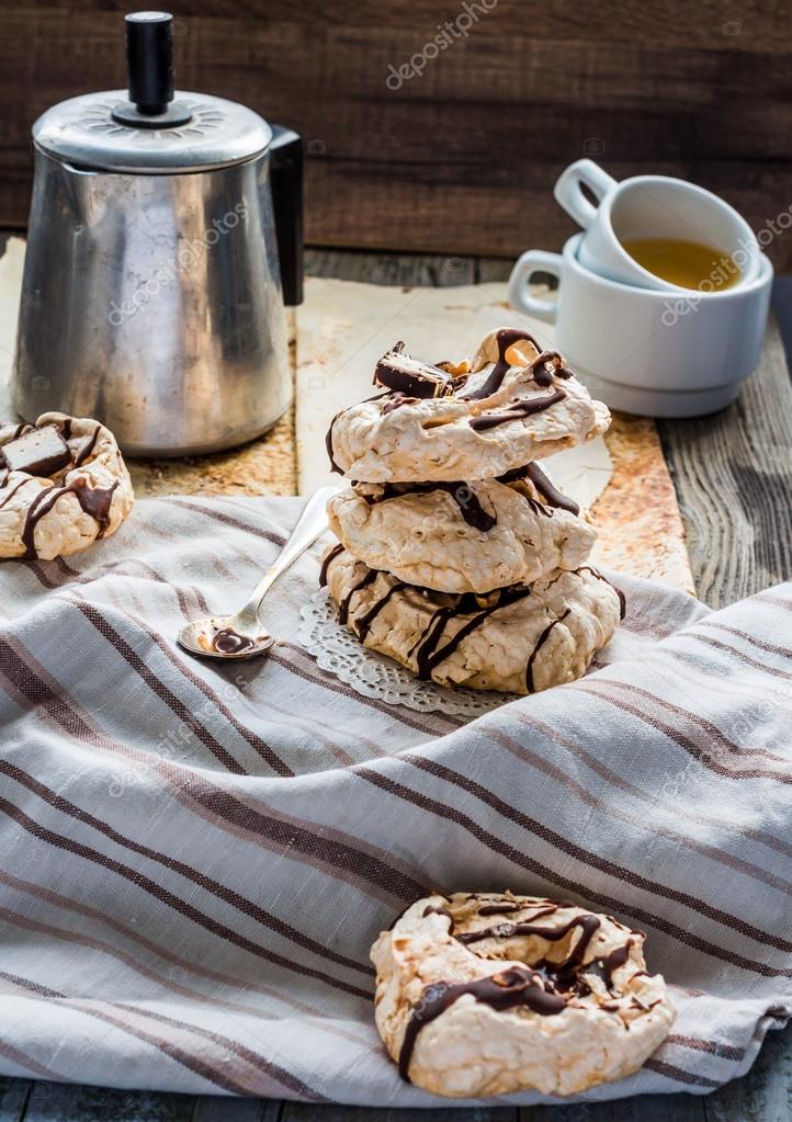 pastel de merengue con chocolate, caramelo y nueces, postre, selecti 2023