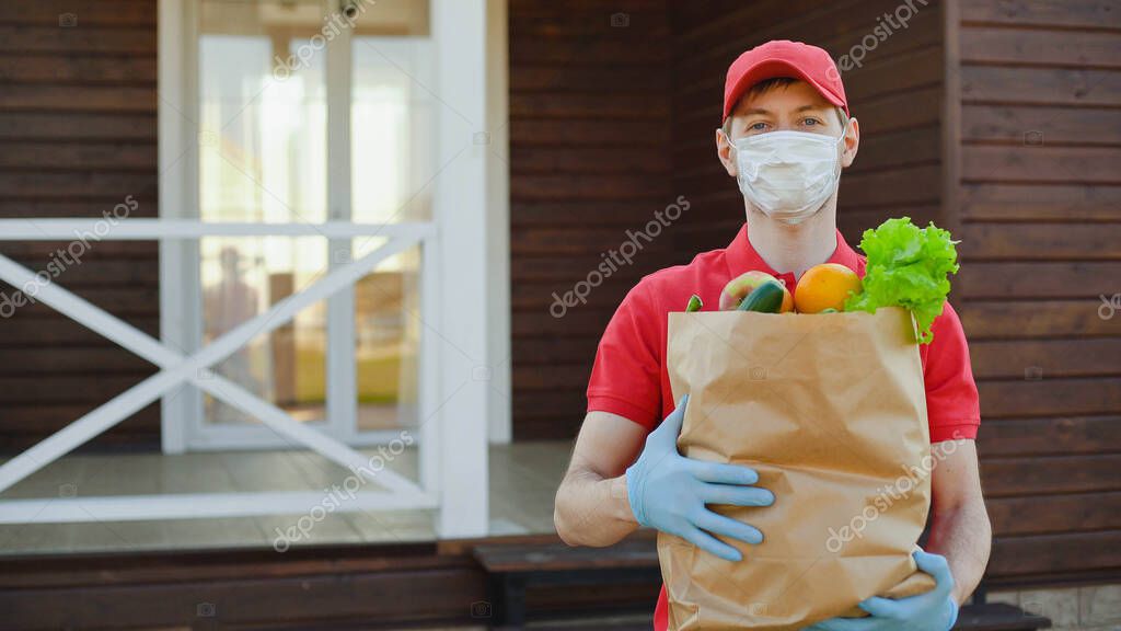 Retrato del repartidor en uniforme rojo con máscara de seguridad ...