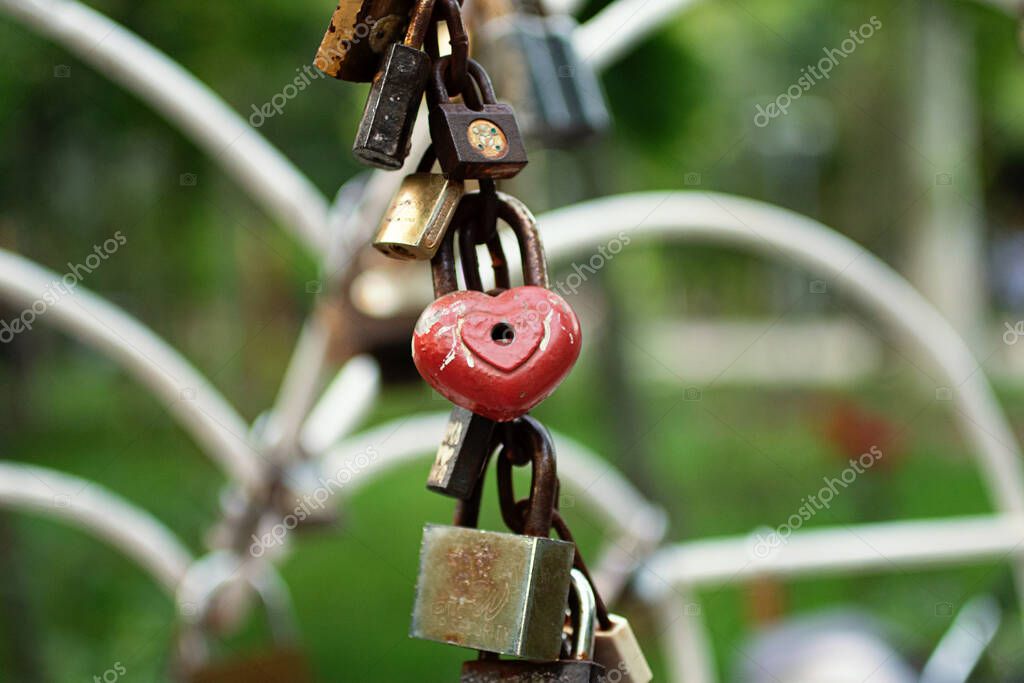 Boda roja en forma de corazón lock.Group de tales tipos de locks.Symbol ...
