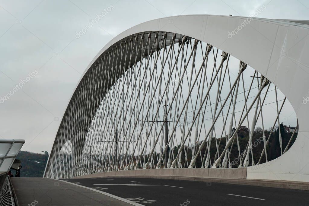 construcción de hierro Puente de Troja puente de tráfico sobre el río ...