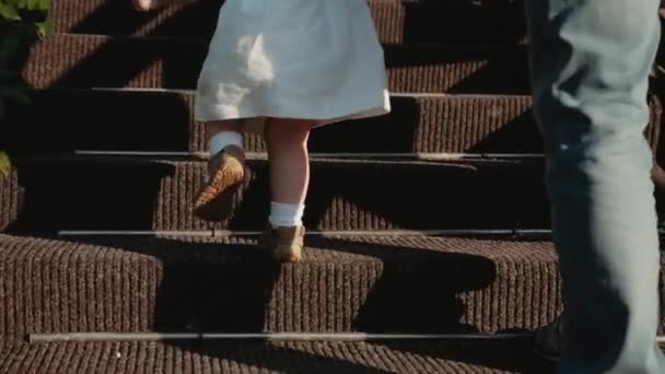 Papá Hija Suben Las Escaleras Del Cenador Envueltos Hiedra Padre ...