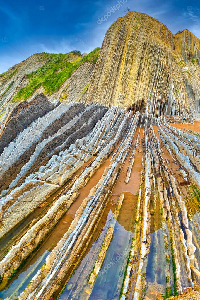 Capas abruptamente inclinadas de Flysch, Flysch Cliffs, Costa Vasca ...