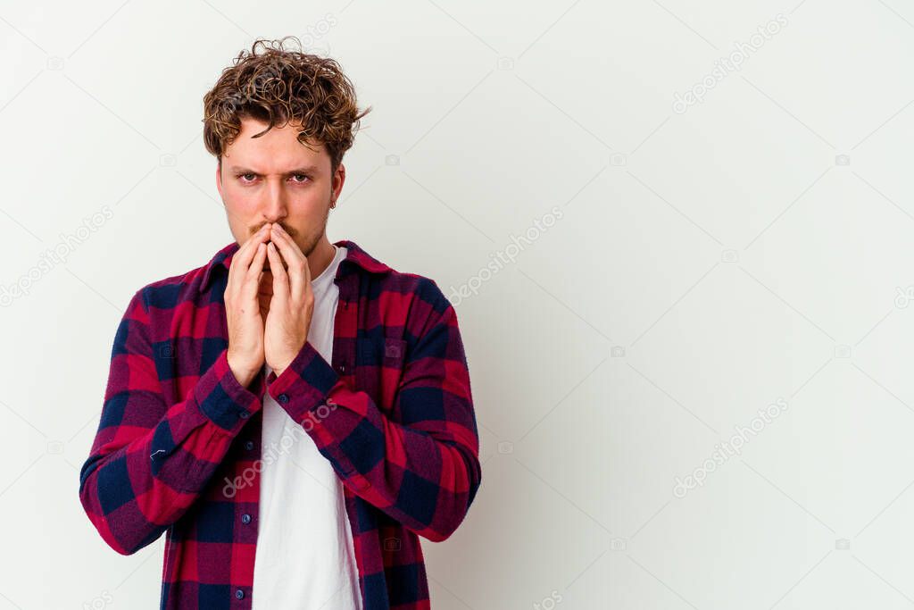 Joven hombre cauc sico aislado sobre fondo blanco haciendo un plan en ...