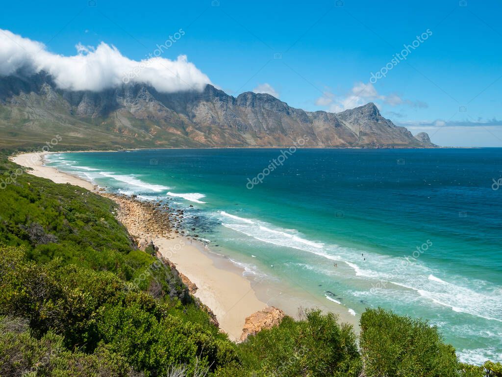 Increíbles vistas de la playa de la bahía de Kogel con la nube cubierta ...