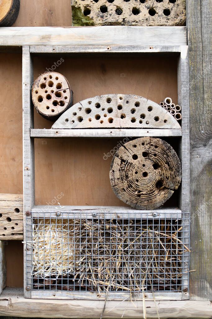 Los insectos del hotel se componen de varias secciones diferentes ...