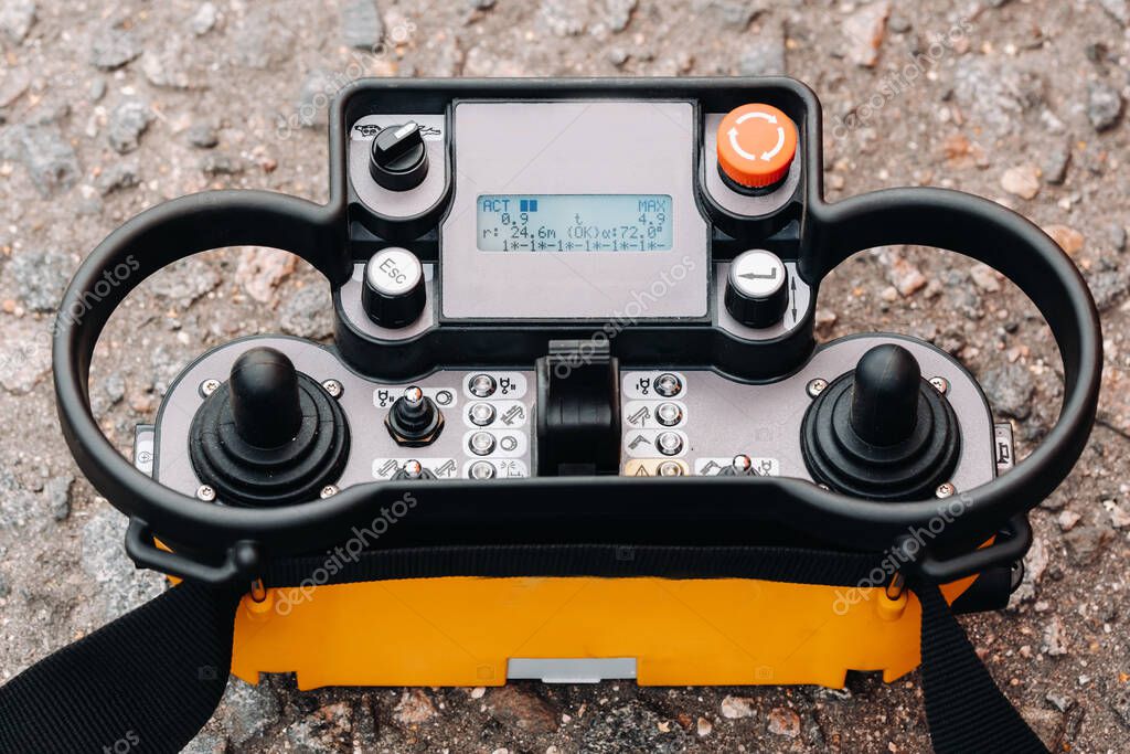 Control remoto de una grúa elevadora. Panel con joysticks y botones ...