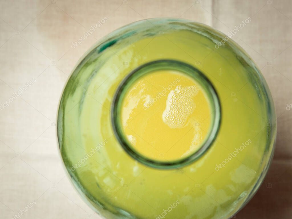 El proceso de hacer licor de limón limoncello en casa. Una botella de ...