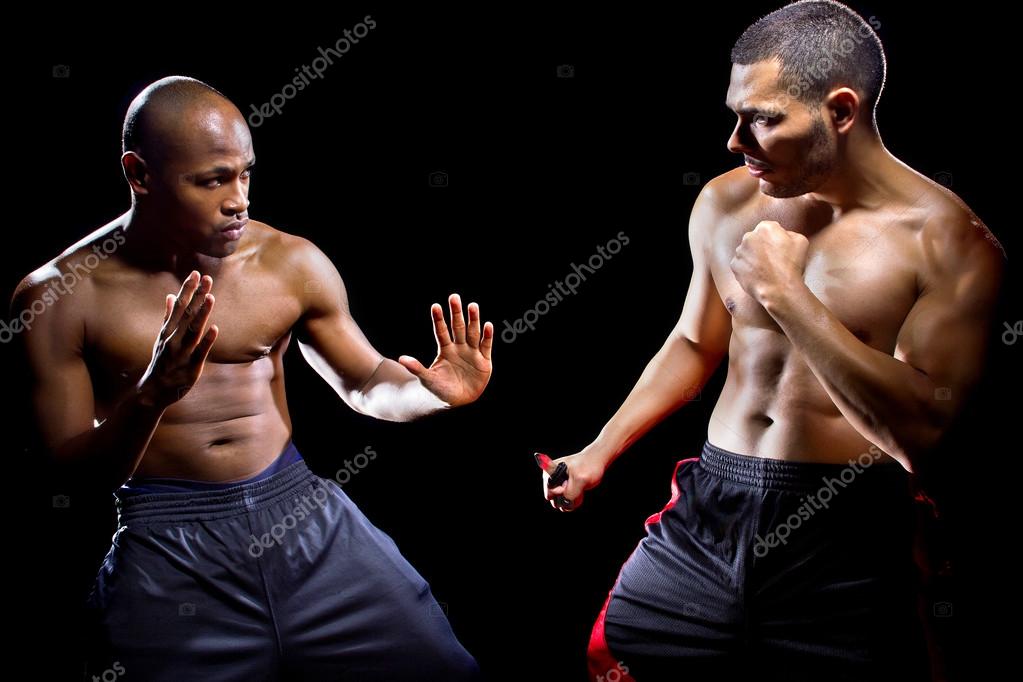 Instructor de lucha demostrando defensa propia — Foto de stock ...