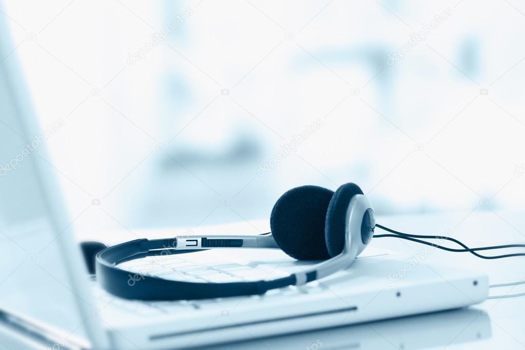 Auriculares y teclado 2024