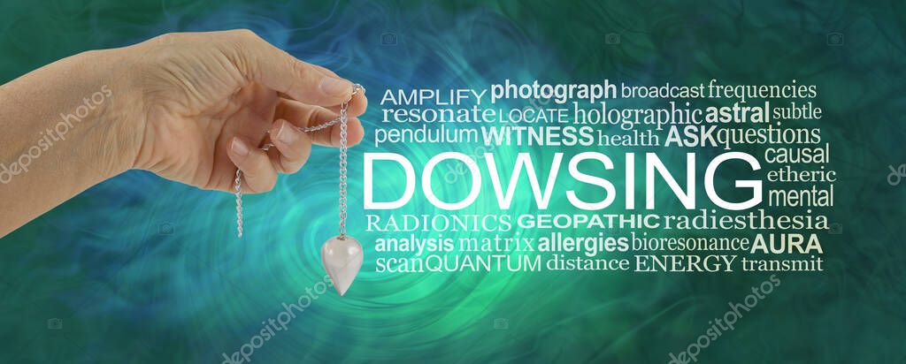 Palabras asociadas con Dowsing: mano femenina sosteniendo un colgante ...