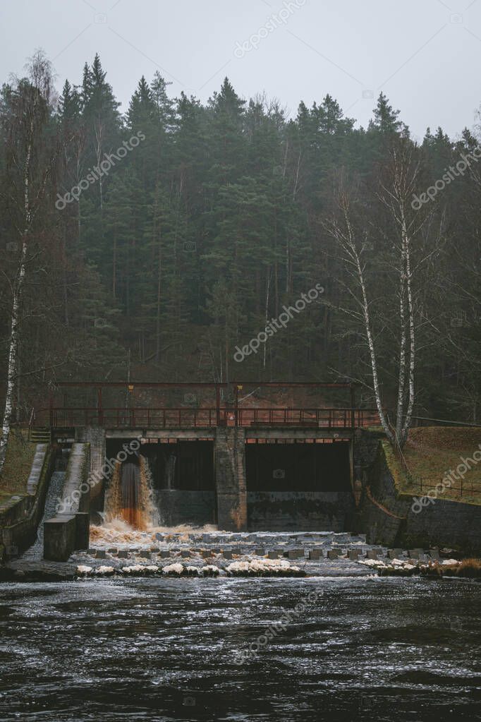 Embalse de Braslas y estación hidroeléctrica rodeada de un ritmo 2023