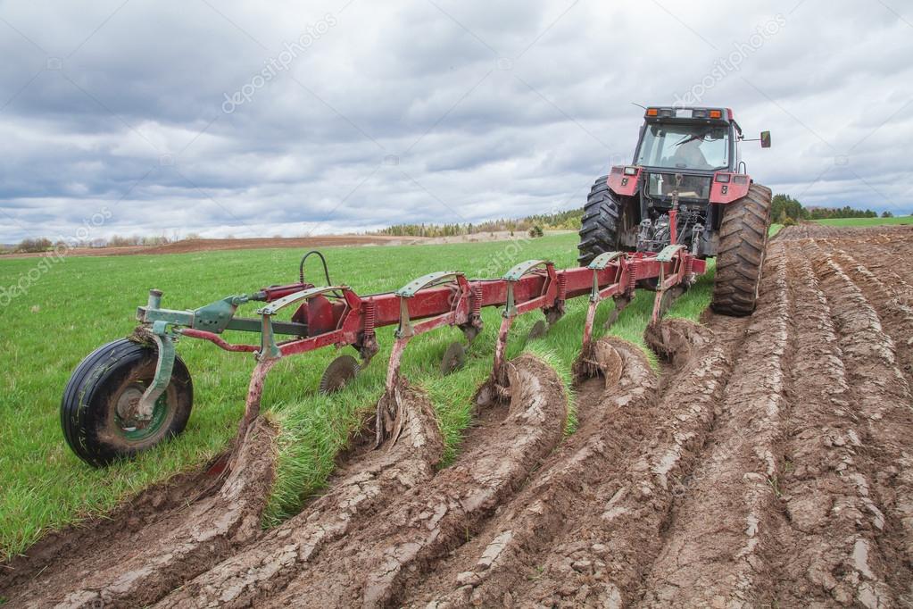 Arado en los campos: fotografía de stock © Lurin #57166495 | Depositphotos