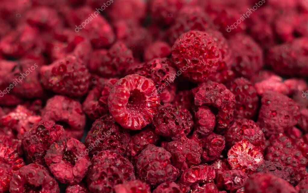 Montón de frambuesas liofilizadas, fondo alimentario deshidratado 2022