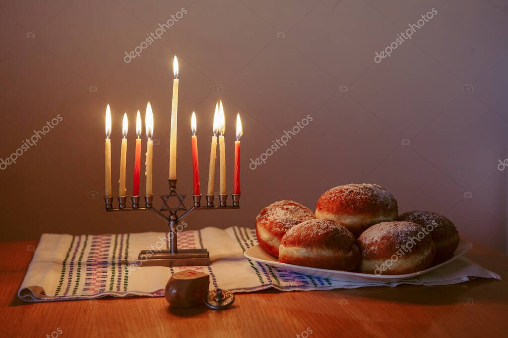Menorah con velas encendidas para la fiesta judía de Hanukkah en la ...