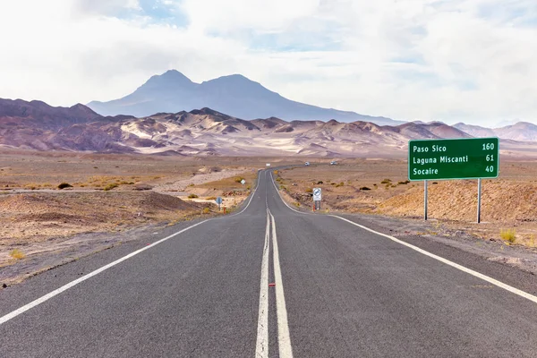 Vista desde la Ruta 23, la pintoresca carretera del norte de Chile, que ...