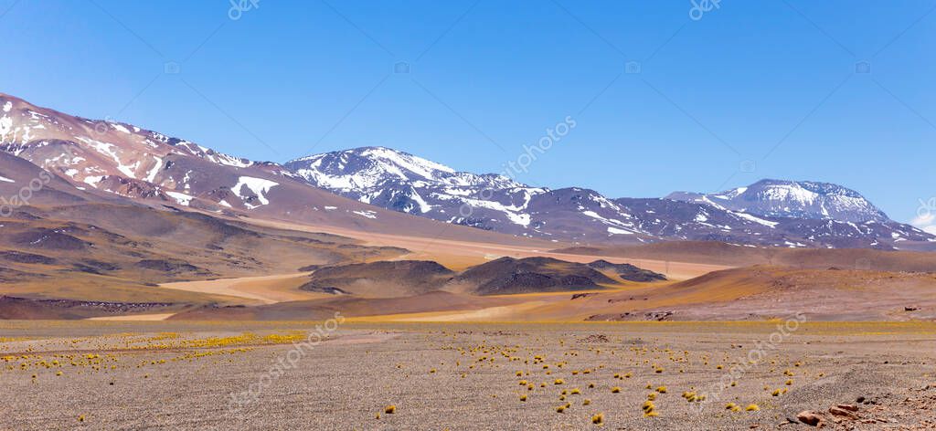 Vista desde la Ruta 23, la pintoresca carretera del norte de Chile, que ...
