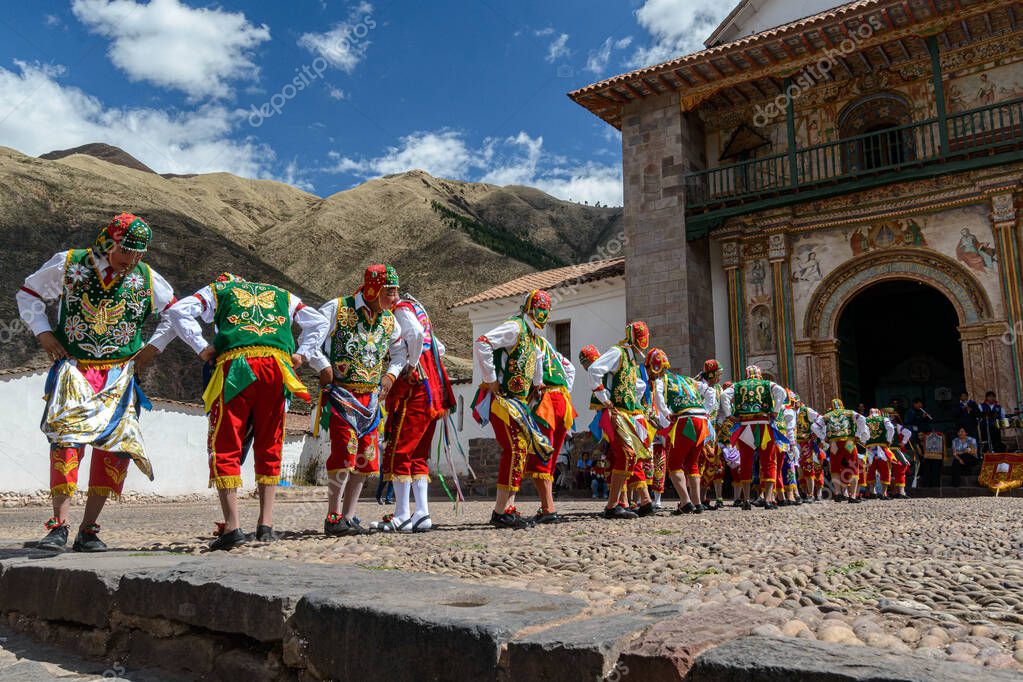 Baile folclórico peruano, con trajes coloridos frente a la Iglesia de ...