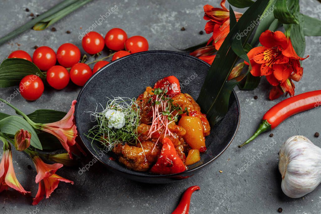 Comida china de pollo cantonés. se compone de pollo, pimientos, piña ...