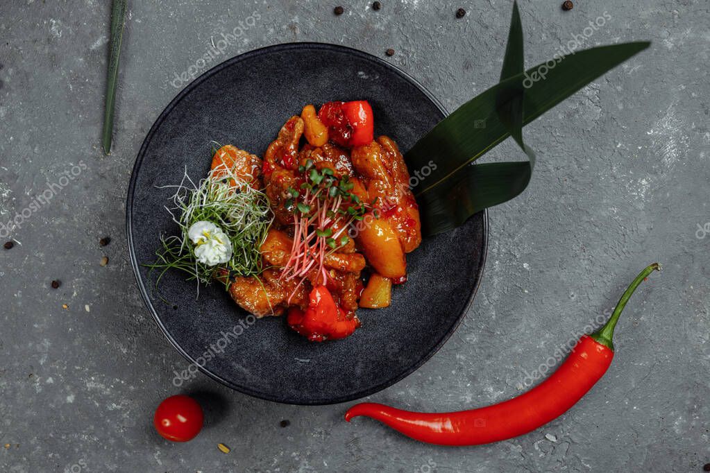 Comida china de pollo cantonés. se compone de pollo, pimientos, piña ...