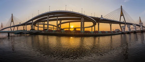 Puente de meydan en dubai fotos de stock, imágenes de Puente de meydan en dubai sin royalties ...