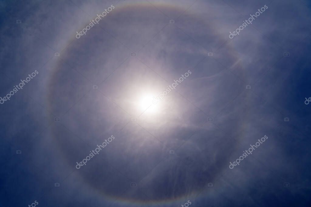 Fantástico hermoso fenómeno de halo solar en el cielo azul. Arco iris ...