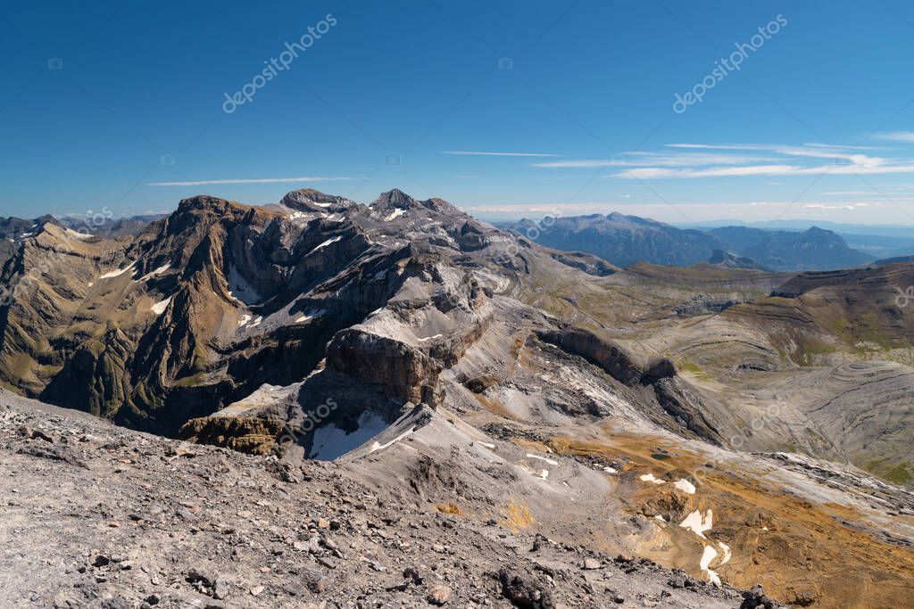 Vistas del macizo del Monte Perdido desde el pico Taillon, con los ...