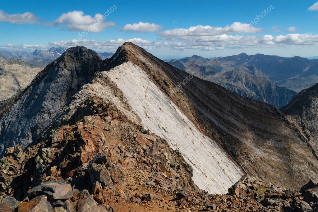 Vistas de los picos del Infierno oriental y central desde el pico del ...