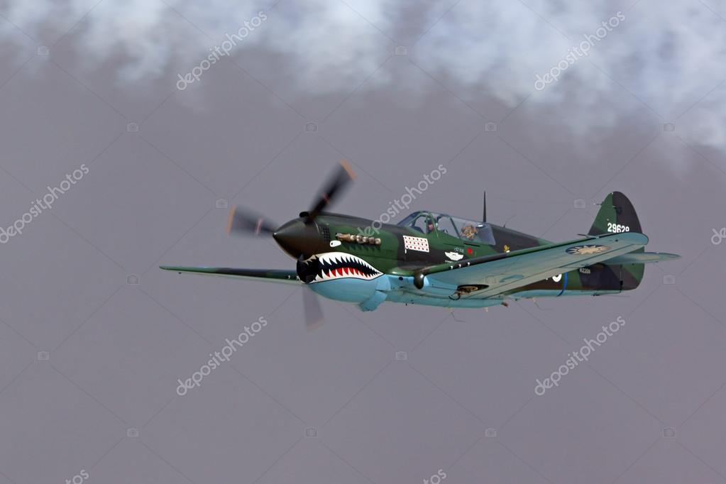 Avi n P-40 Warhawk Combate de la Segunda Guerra Mundial volando en Los Angeles Air Show 2024