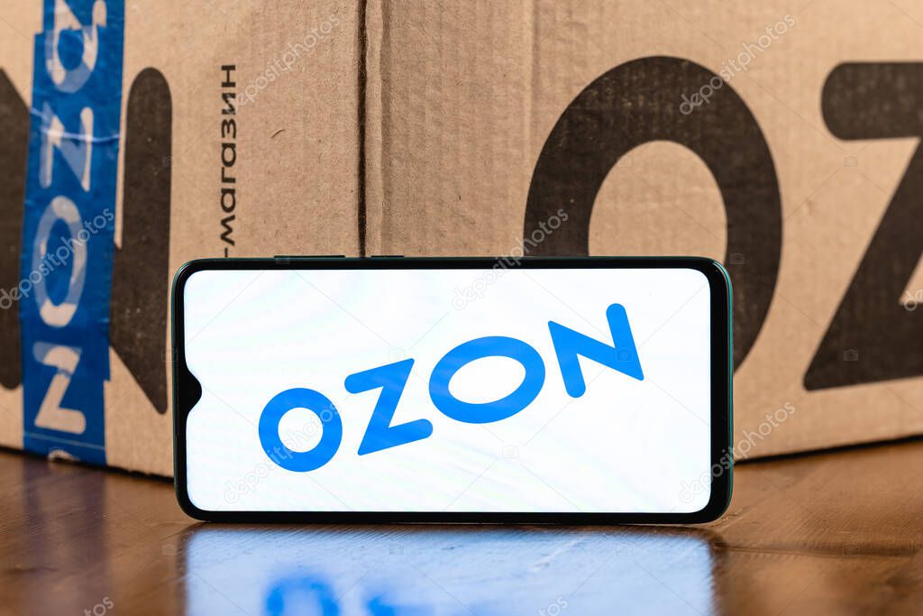 Logotipo de Ozon en el primer plano del teléfono inteligente de pantalla. Ozón es una de las ...