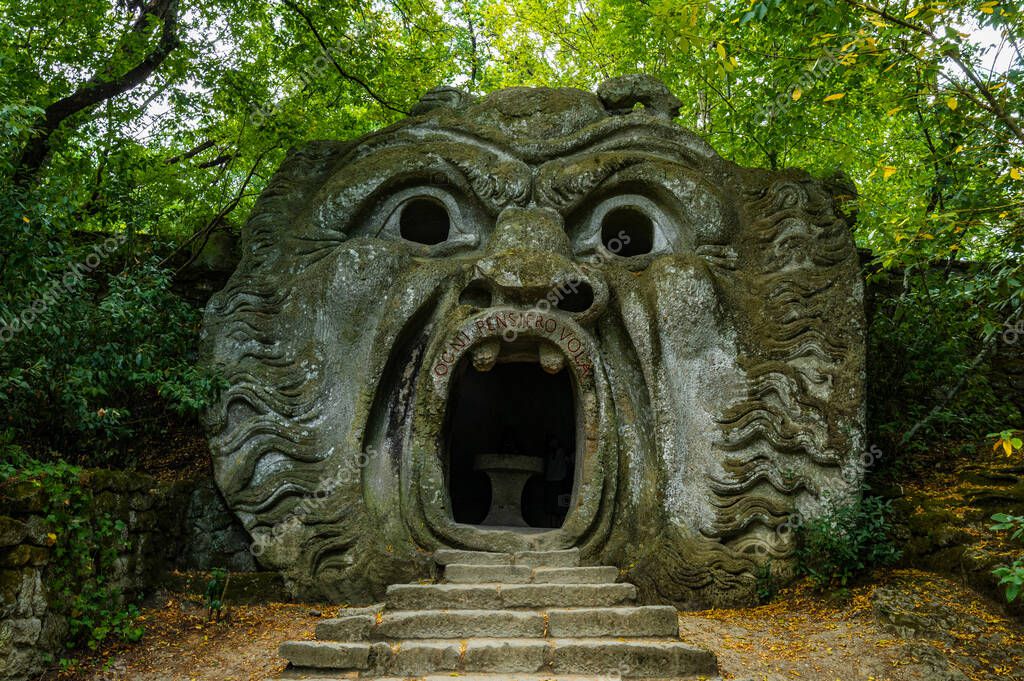 Hermoso detalle frontal de la boca del ogro en Bomarzo, Viterbo. Parco ...
