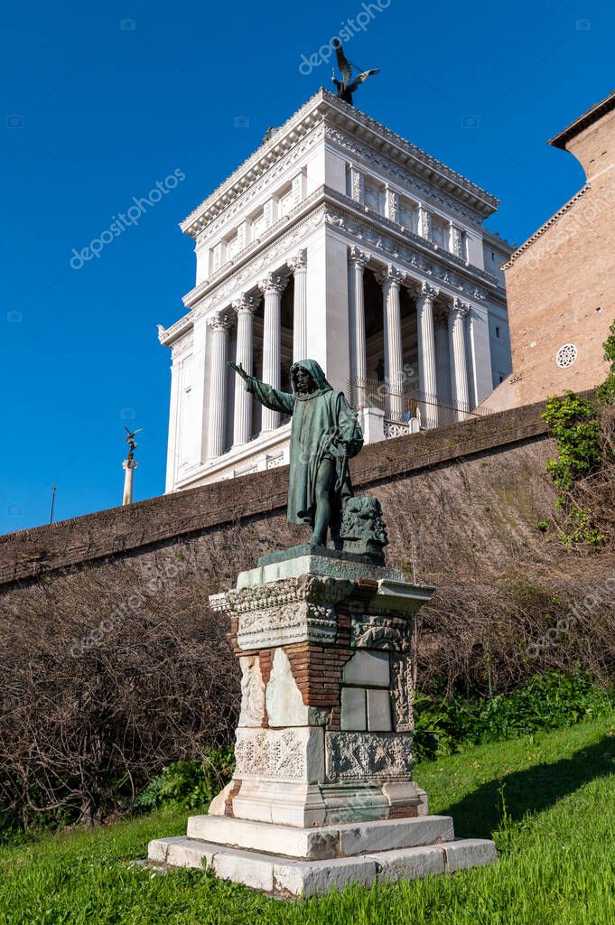 Detalle de la estatua de mármol de Cola di Rienzo, con la perspectiva ...