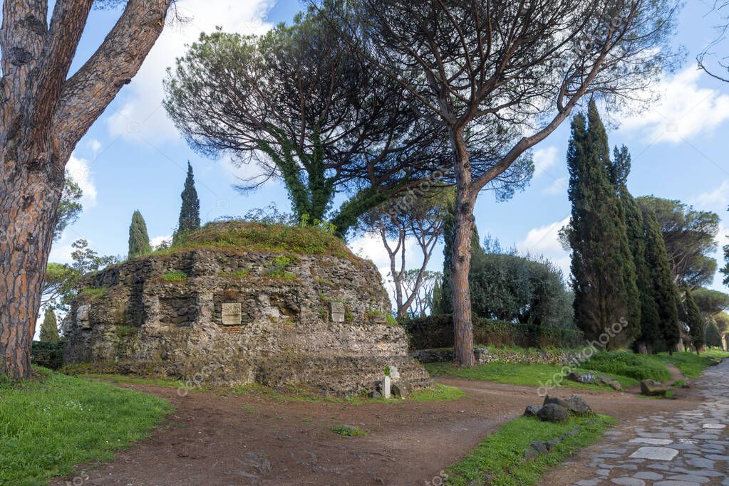 Detalle de una tumba de túmulos a lo largo de la antigua appia, el ...