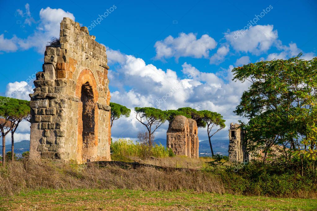 Parco dell 'Acquedotto Roma, Italia. Ruinas de los arcos del Acueducto ...
